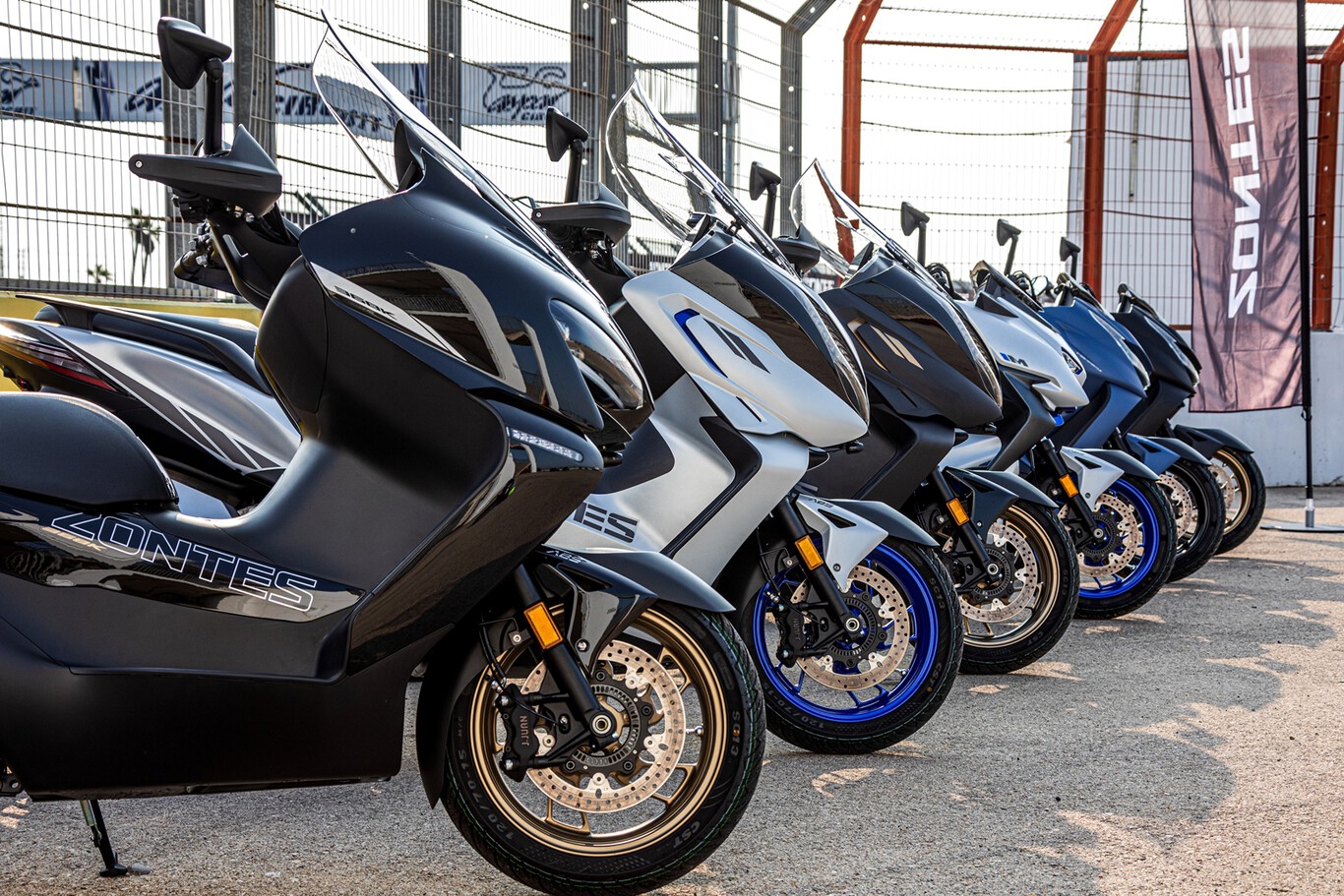 Probamos el Zontes 368K: un scooter grande y cómodo que corre y, sobre ...