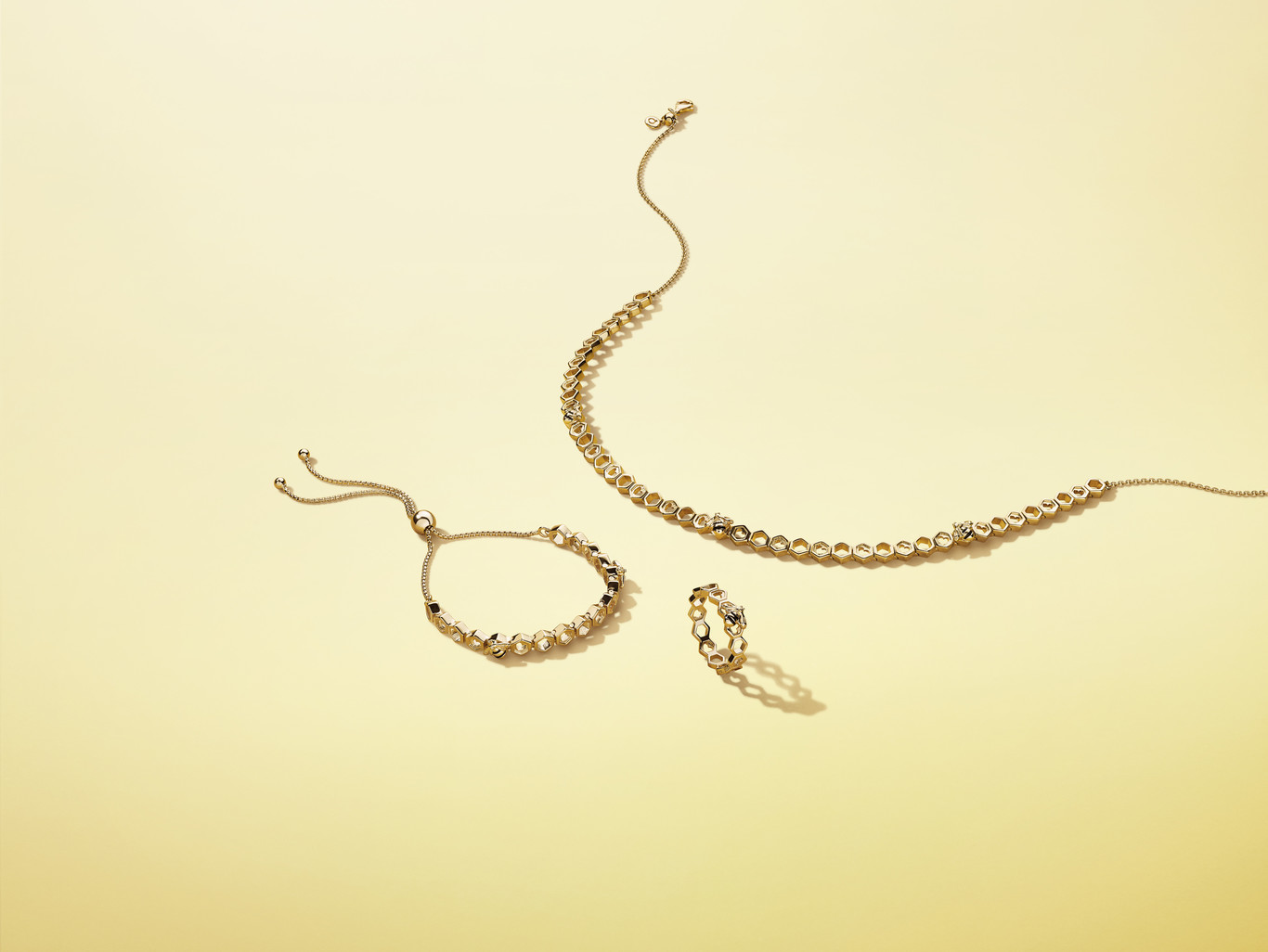Pandora diseña su primera colección en dorado con la abeja como ...