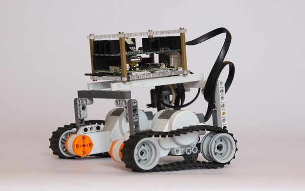 BrickPi permite hacer robots con Lego y la Raspberry Pi