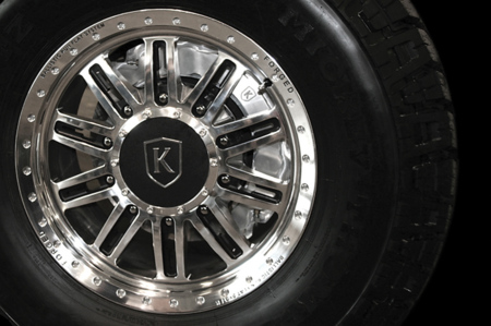 Knight XV, a su lado un Hummer H2 es un utilitario