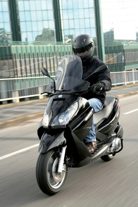 Piaggio X7, la deportiva de la familia