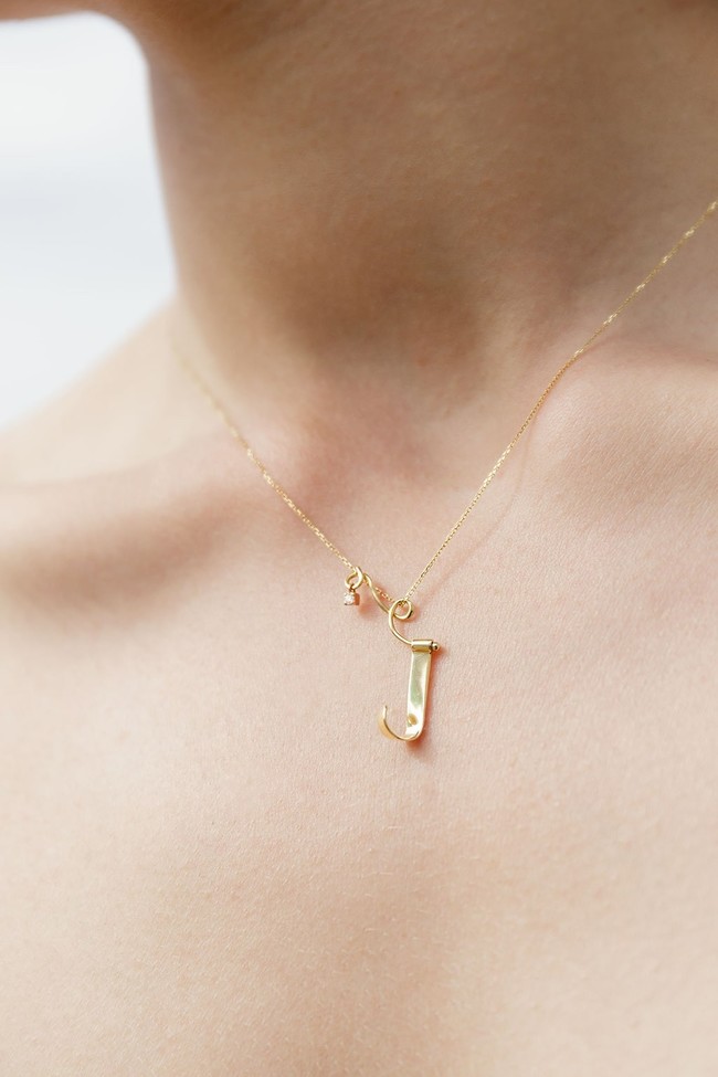 Los 29 collares con iniciales de tendencia con los que querrás llevar ...