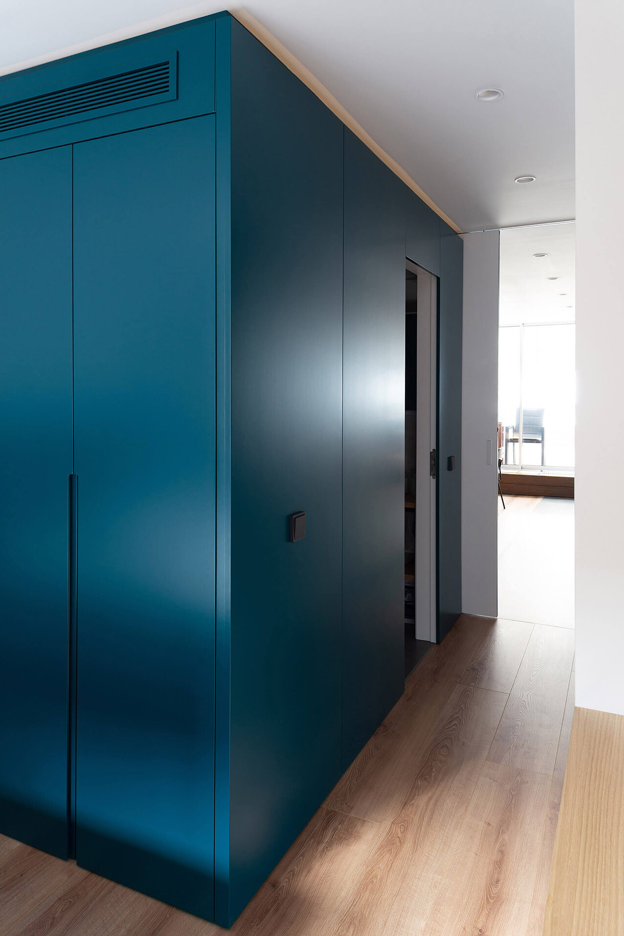 Una terraza de 50 m2 y un gran cubo azul que esconde las instalaciones ...