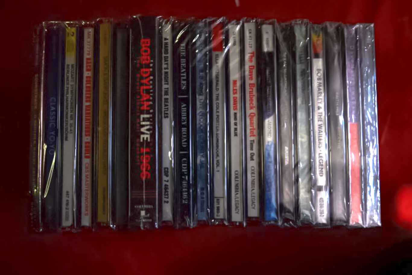 Estos son los 20 CDs que Steve Jobs escogió personalmente para probar ...