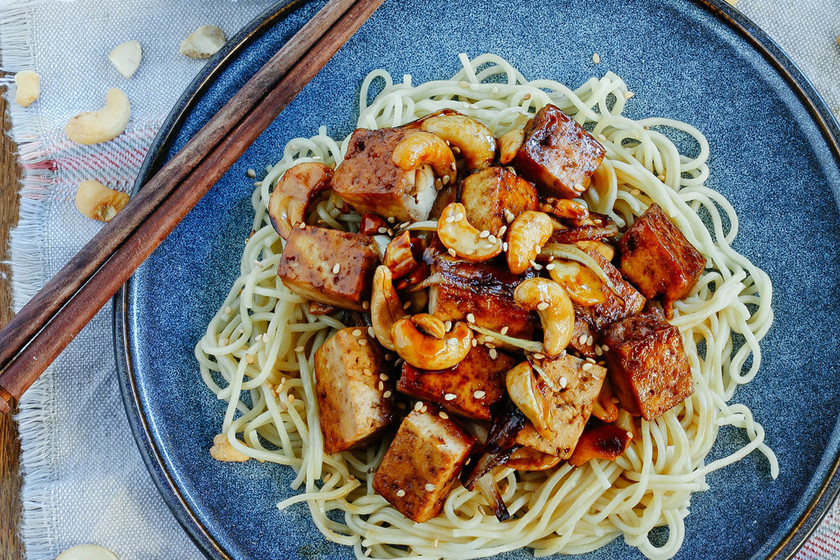 Tofu asado con nueces de la India y salsa de soya dulce. Receta saludable