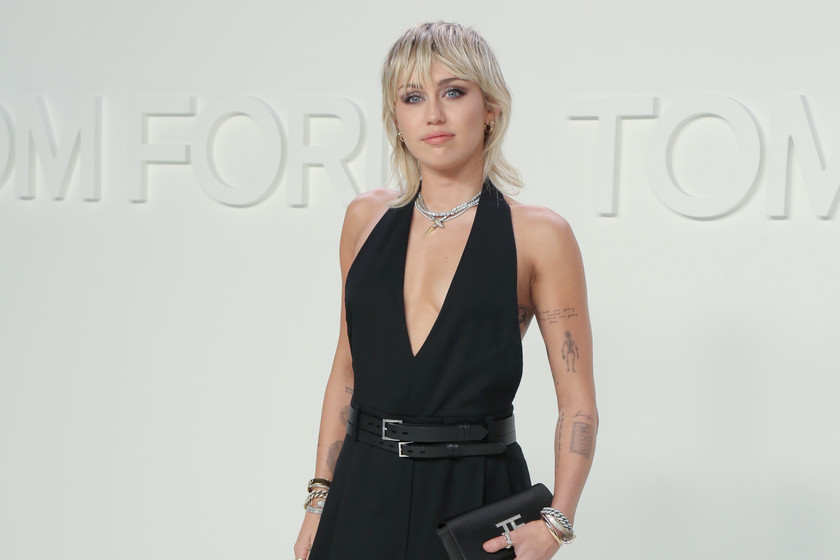 La celebridad Miley Cyrus estrena dos tatuajes.