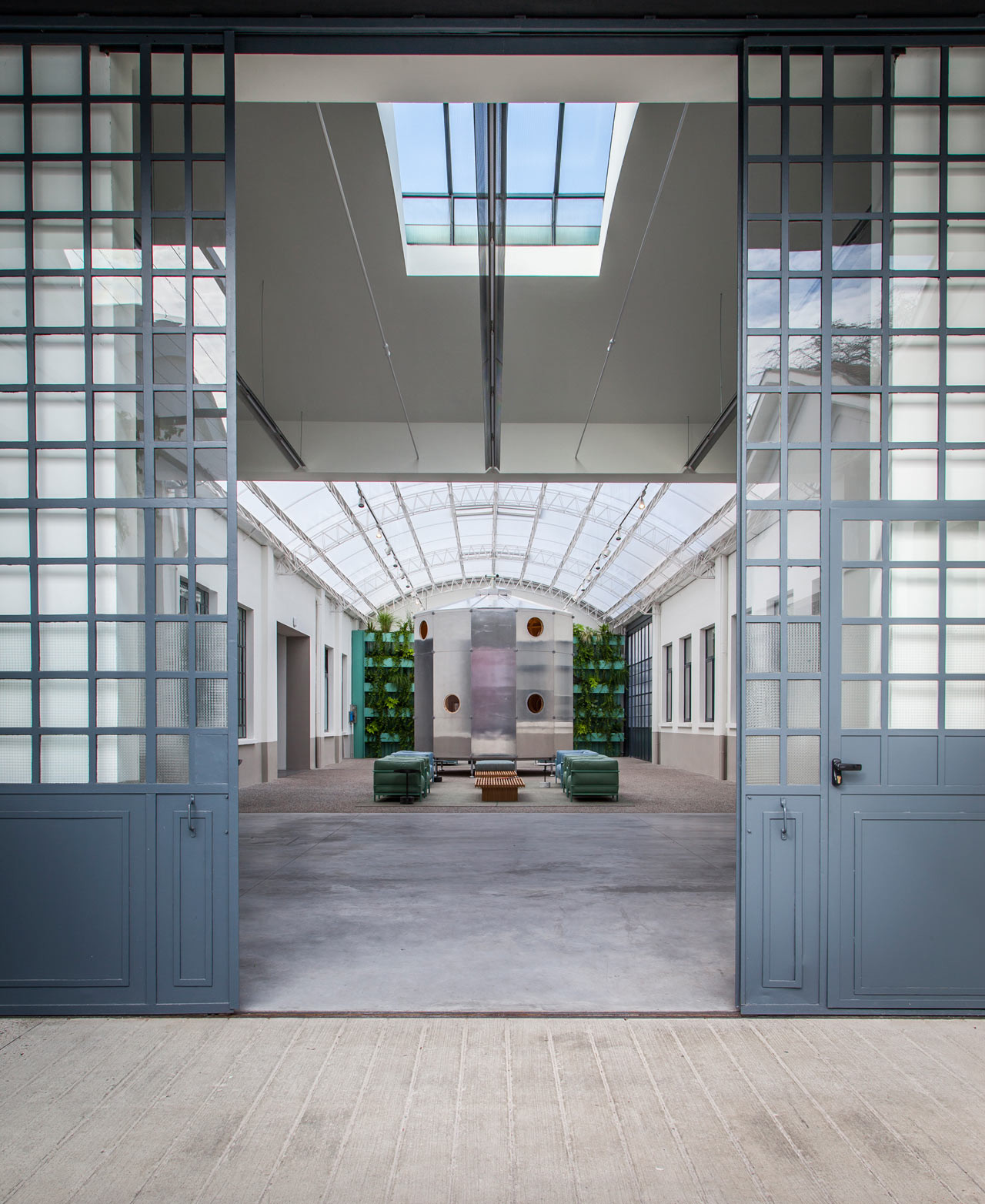 Patricia Urquiola renueva las oficinas de Cassina en Meda, Italia, para ...