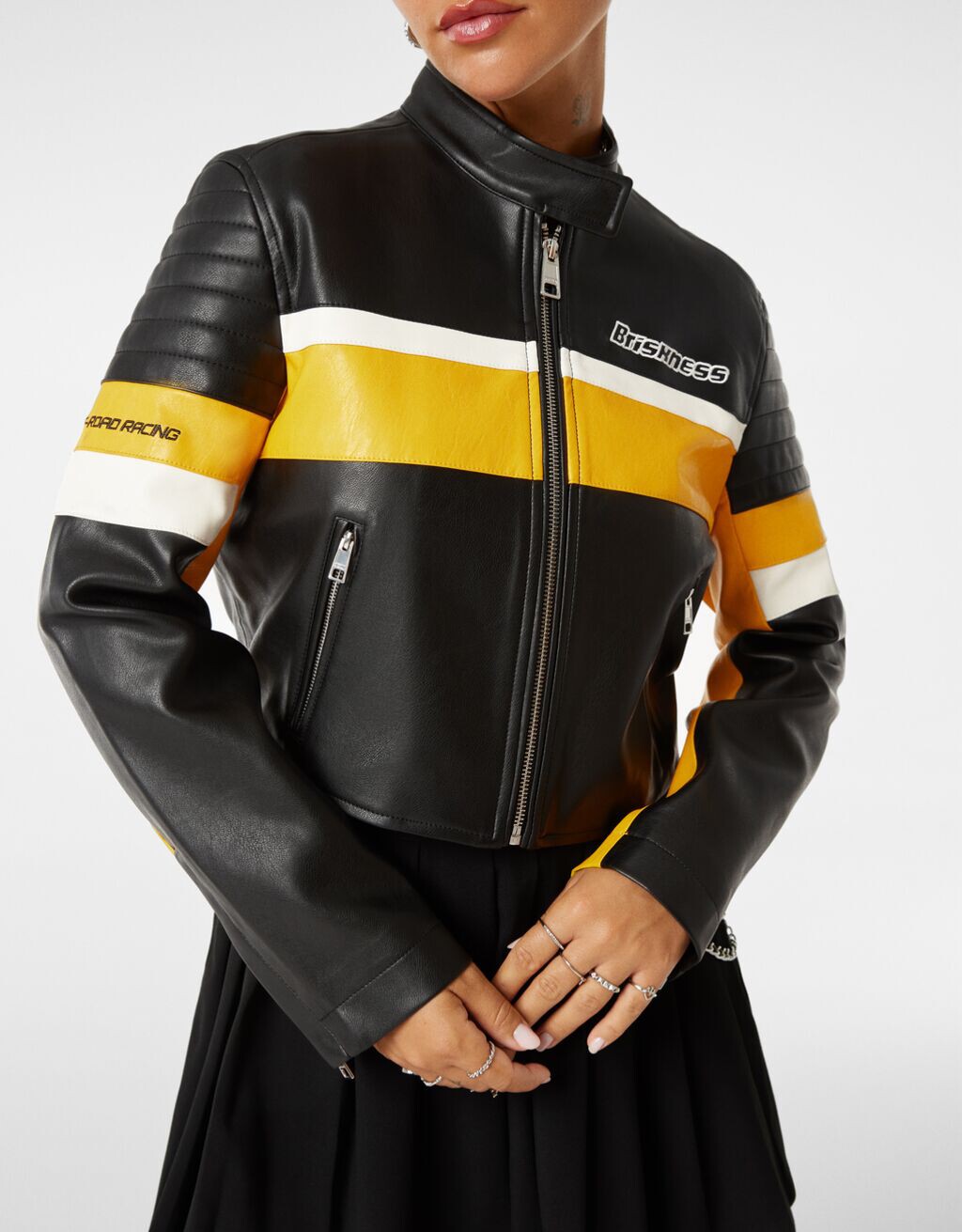 Bershka quiere vestir las racinetas de este 2022 con chaquetas moteras (estilo Motomami) que ...