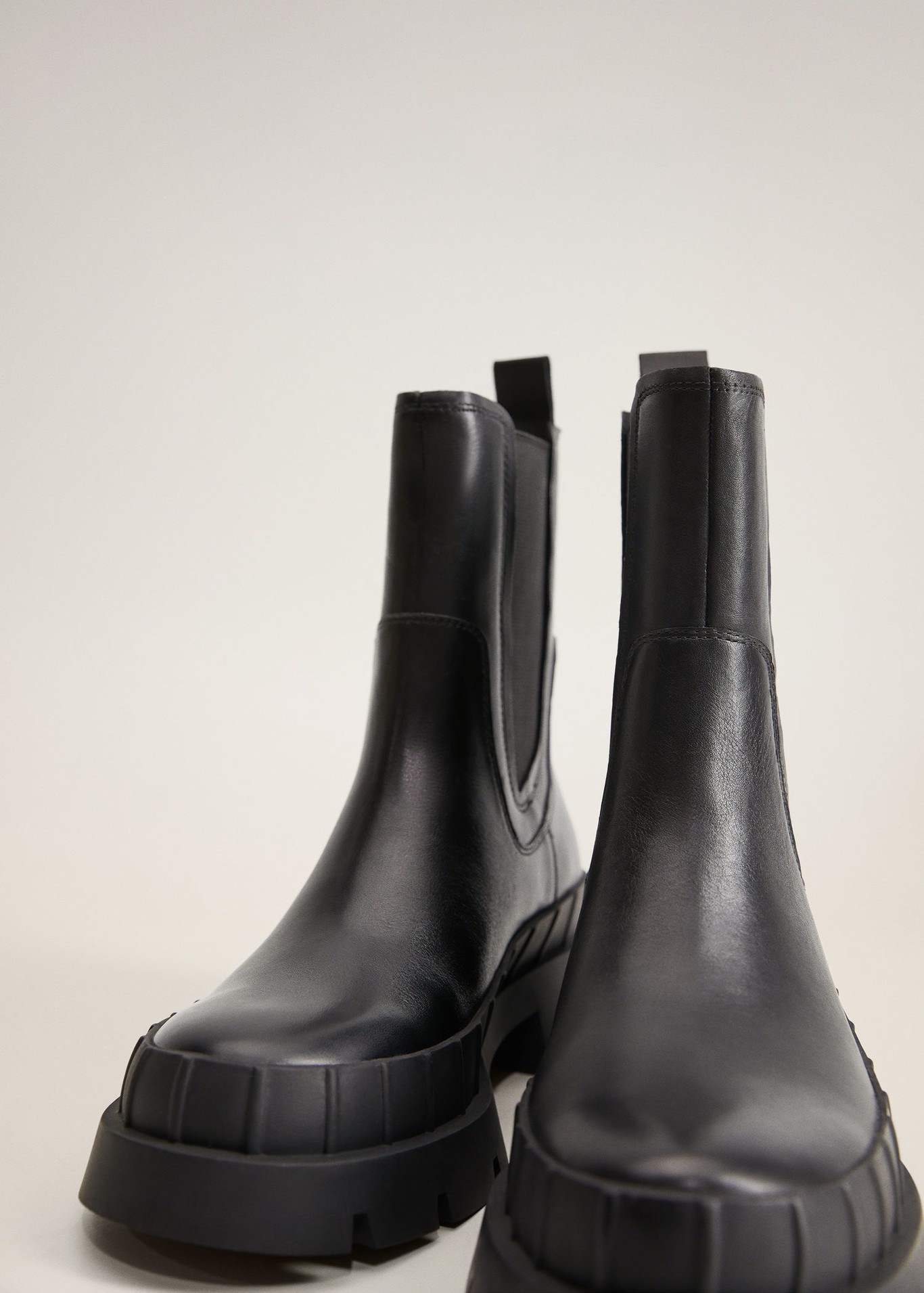 Siete botines planos, de suela gruesa y color negro para empezar la ...