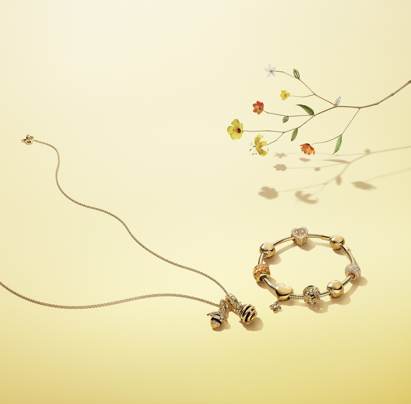 Pandora diseña su primera colección en dorado con la abeja como ...