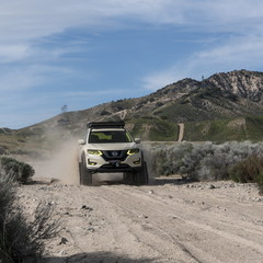 La última locura sobre orugas de Nissan se llama Rogue Trail Warrior ...