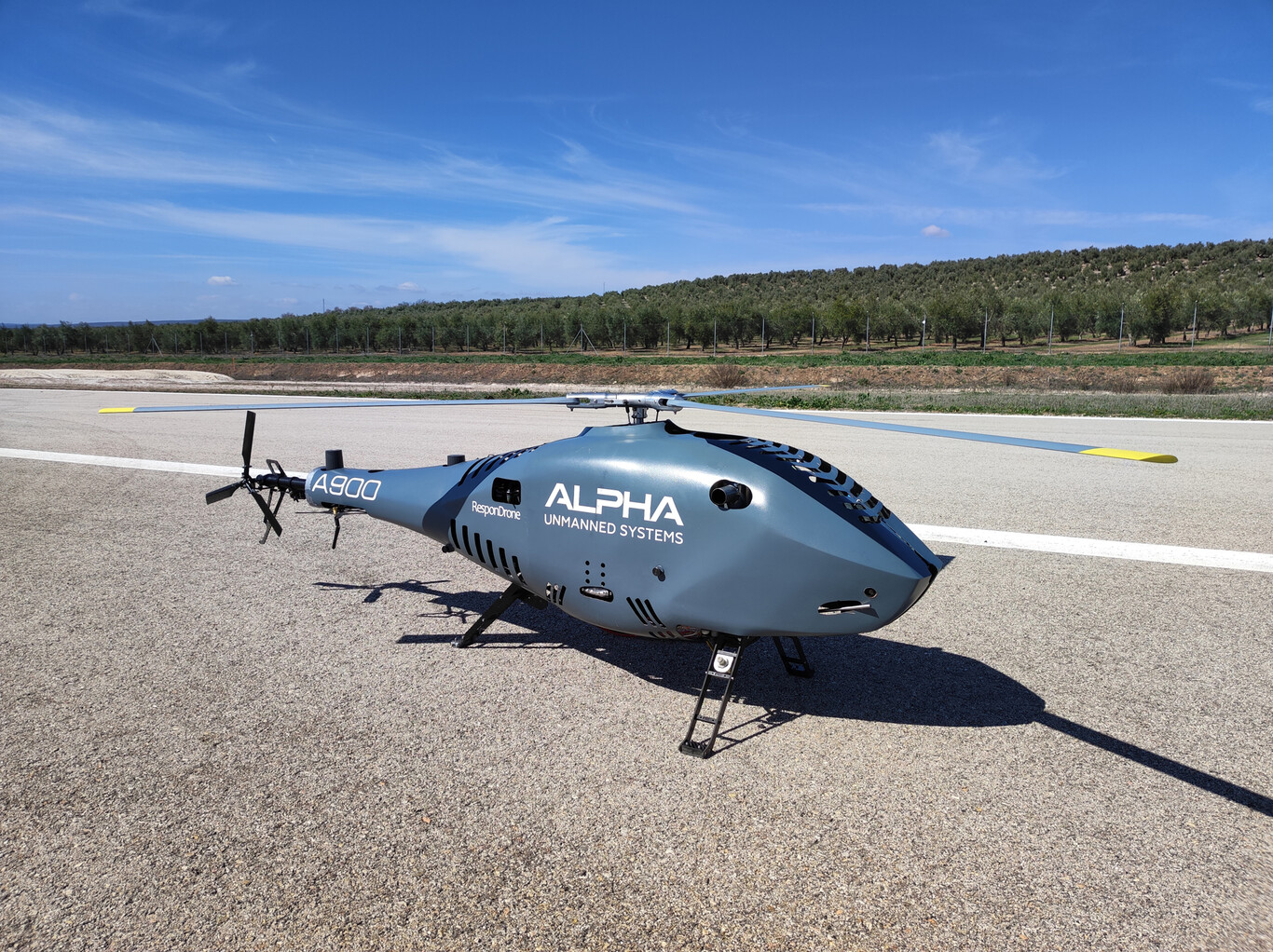 Así es el Alpha 900, el moderno (y versátil) helicóptero español sin ...