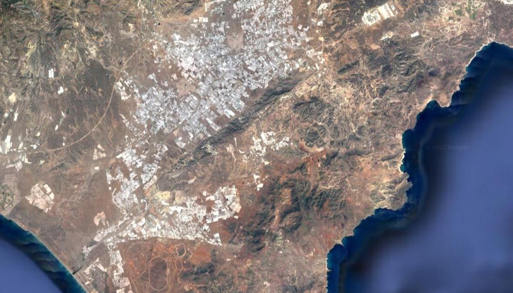 La increíble expansión del "mar de plástico" de Almería desde 1960 ...