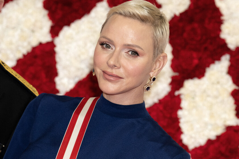 Charlene de Mónaco o cómo llevar un abrigo blanco a una fiesta y ser la ...