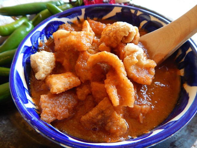 Cómo hacer chicharrón en salsa roja. Receta de la cocina tradicional ...