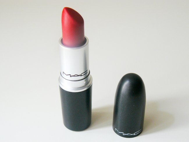Probamos la barra de labios Ruby Woo de MAC, los labios rojos pisan fuerte