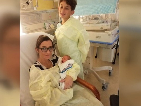 Un niño de diez años asiste a su madre en un parto de emergencia y ... Un niño de diez años asiste a su madre en un parto de emergencia y ...