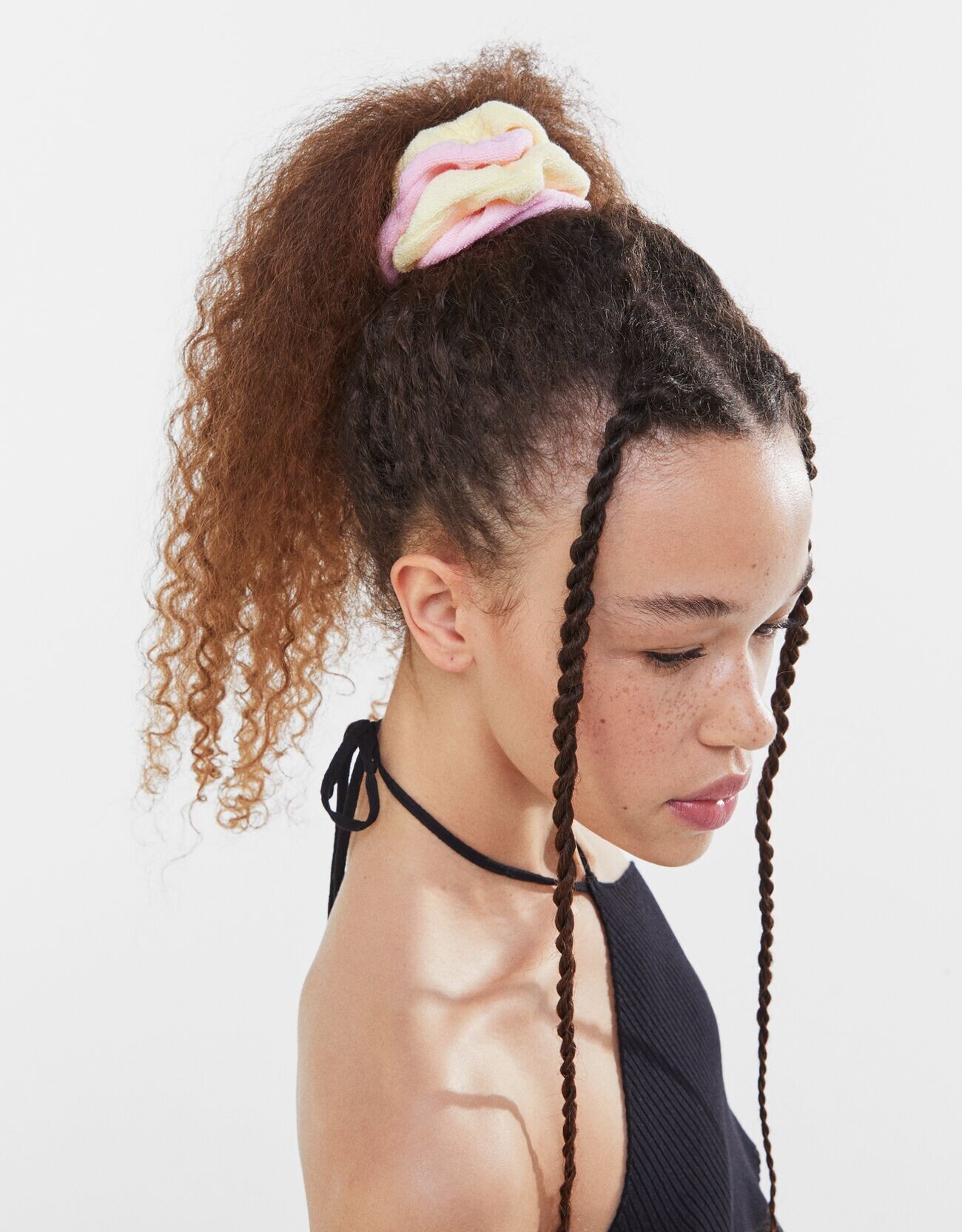 Esta temporada se seguirán llevando los scrunchies y estos siete ...