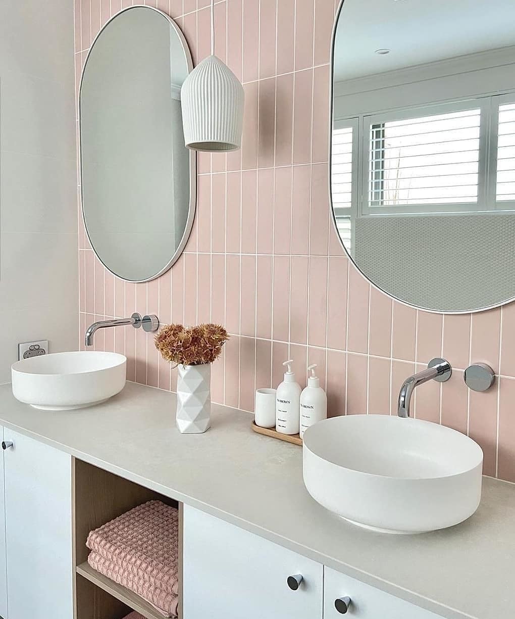 Diez baños que demuestran que un toque de rosa es lo que puede ...