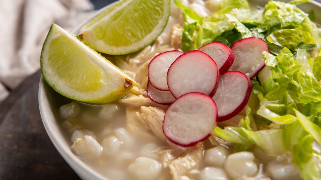 Cómo preparar pozole blanco con la receta familiar del chef Aquiles ...