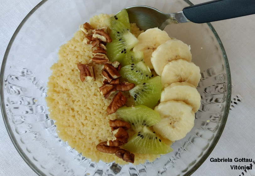 Cuscús con leche y frutas. Receta saludable para el desayuno
