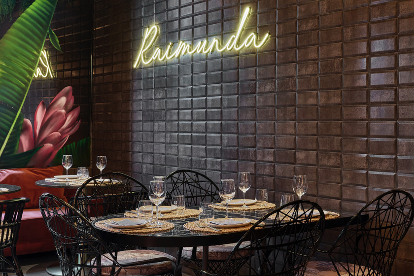 El estilo tropical inspira la decoración del interior del restaurante ...