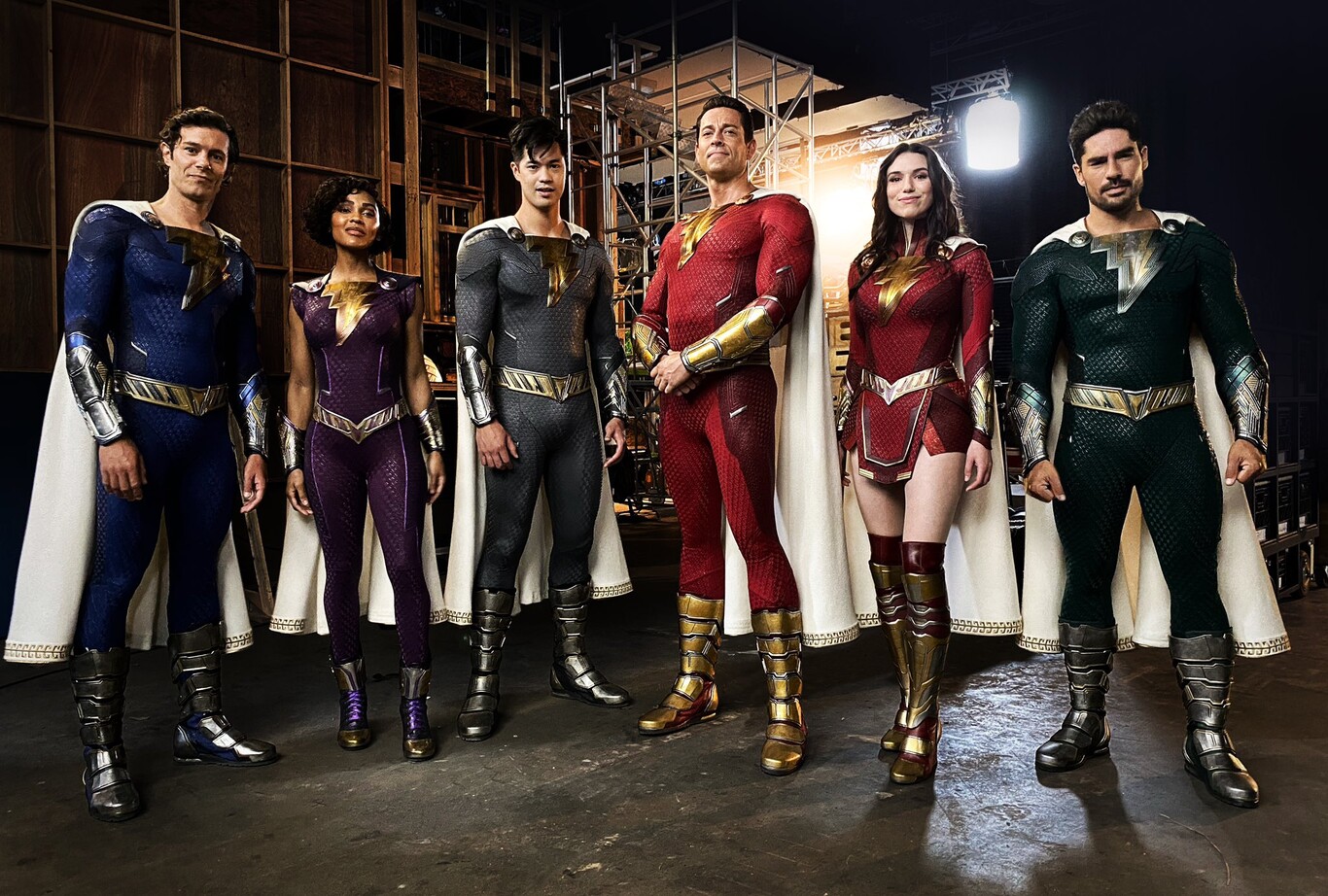 'Shazam 2' presenta los nuevos trajes de Zachary Levi y su familia de superhéroes en la primera ...