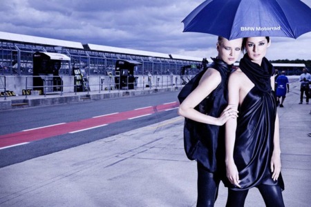 BMW ahora quiere cambiar la moda de las Pit Babes