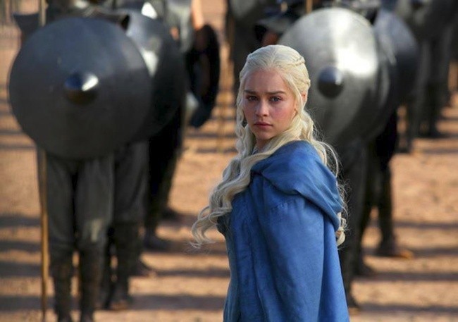 Vaya cambio ver a Emilia Clarke sin maquillaje