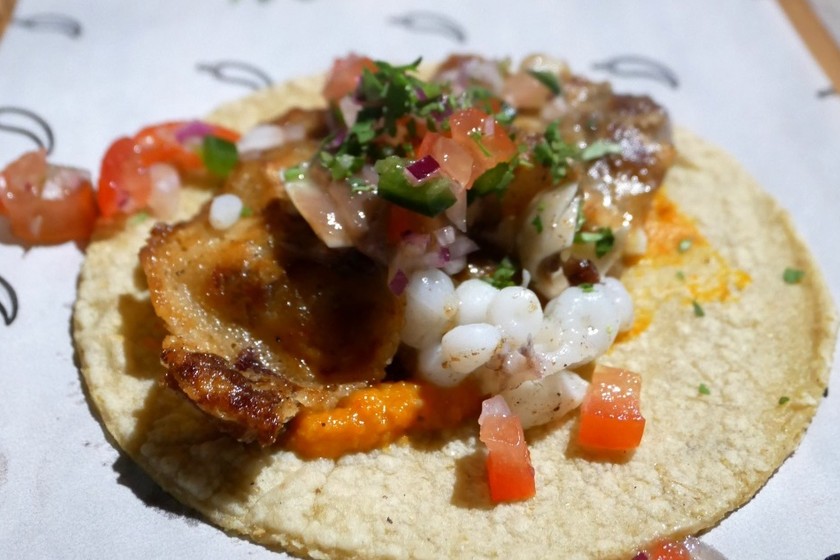 Este taco de sepia y oreja de Mawey Taco Bar es de los mejores que ...