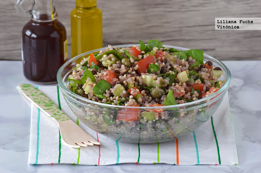 Receta de ensalada de quinoa con lentejas beluga y hortalizas crujientes