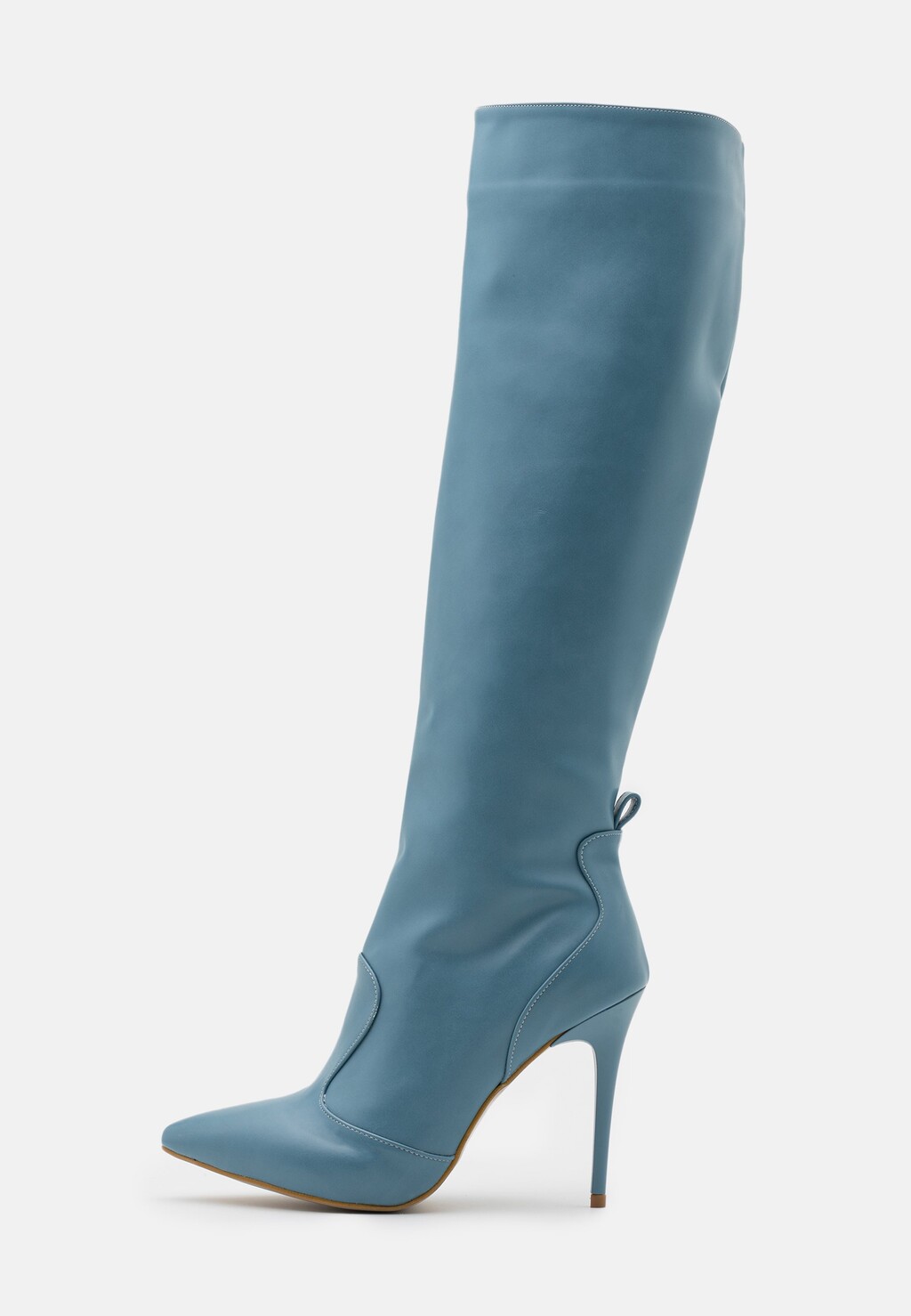 21 botas altas de color para marcar la diferencia de un look en invierno