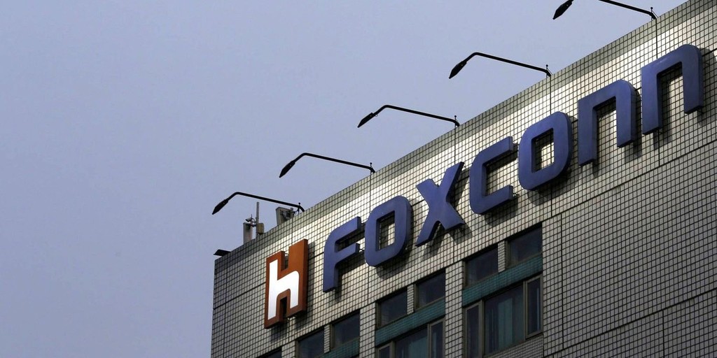Foxconn ya cuenta con 100.000 robots en sus fábricas para ensamblar el ...