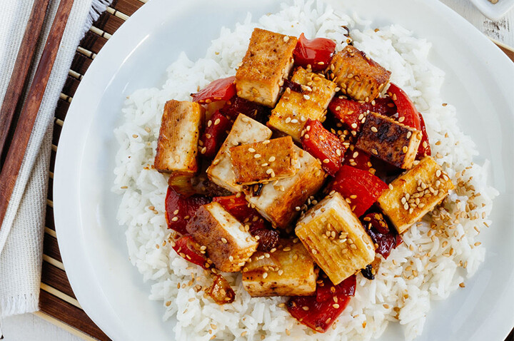Tofu asado con verduras y salsa de soya. Receta vegana fácil
