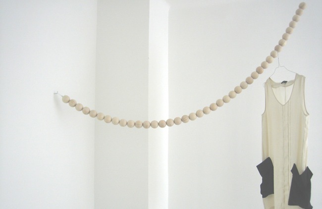 Un collar gigante utilizado como colgador