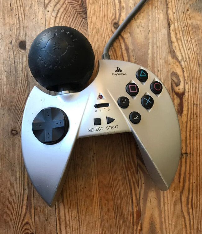 Pocos lo recuerdan, pero la PS1 tenía un control oficial que fue ...