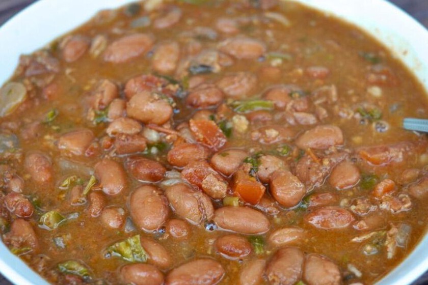 Cómo hacer frijoles charros tradicionales: llevan chorizo, salchichas ...