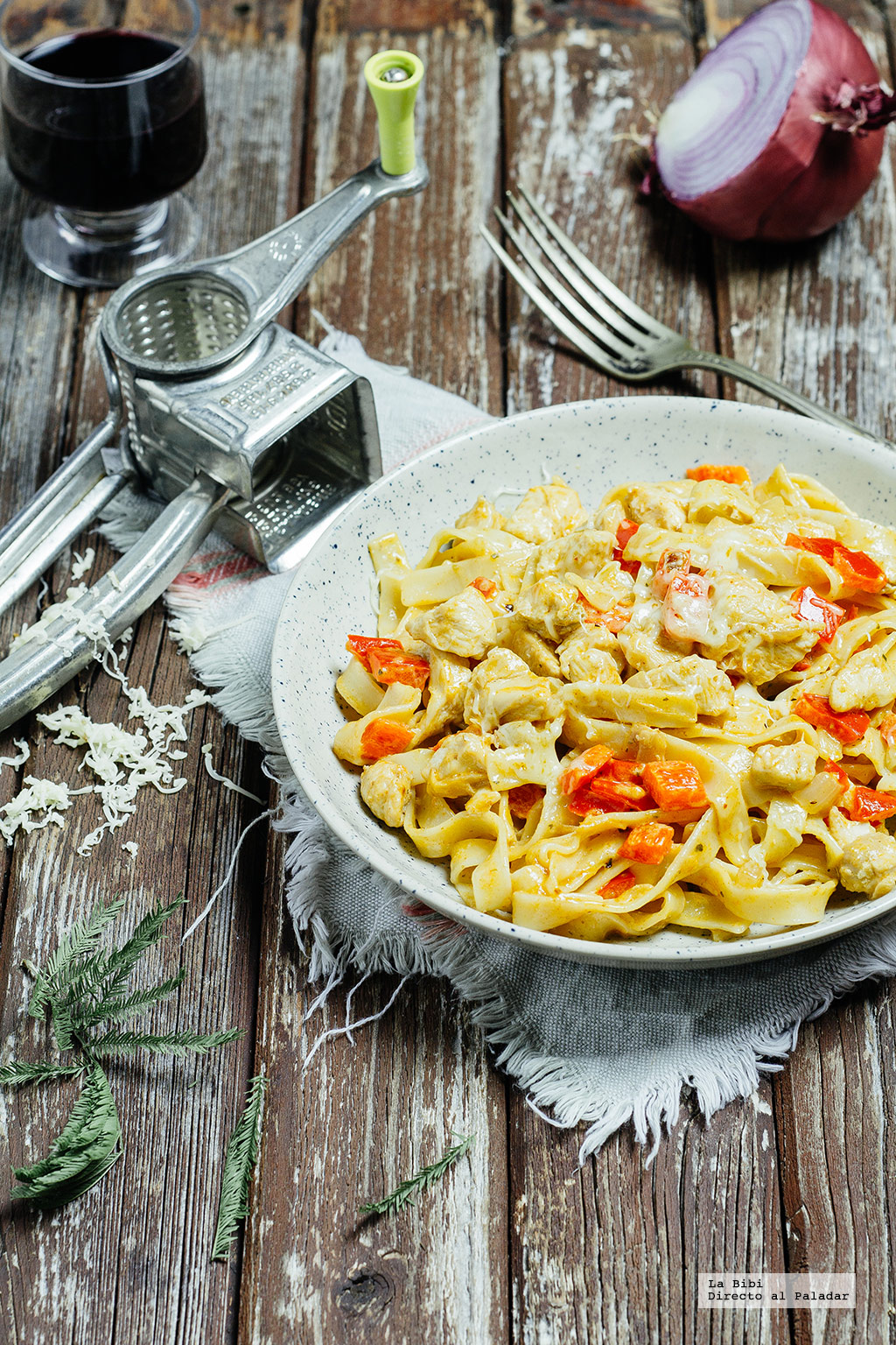 Pasta con pollo al comino. Receta