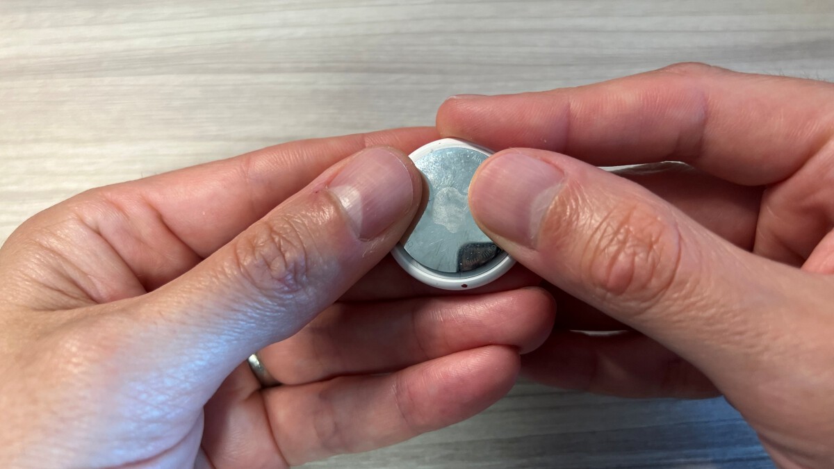 Cómo cambiar la batería de tu AirTag de Apple