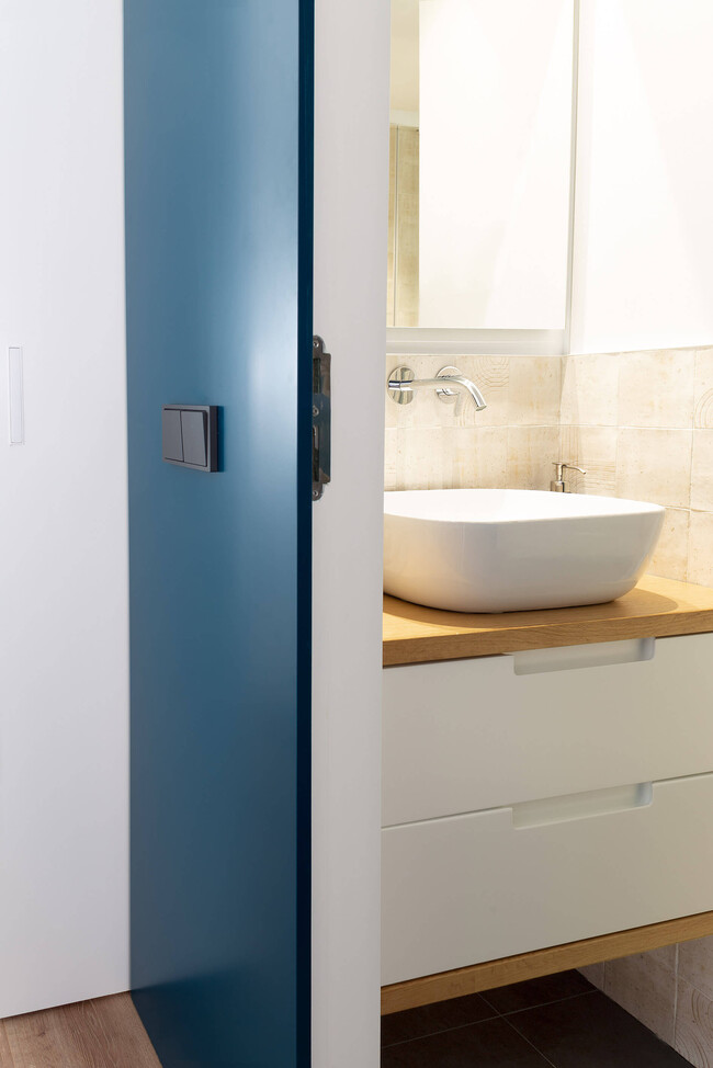 Una terraza de 50 m2 y un gran cubo azul que esconde las instalaciones ...