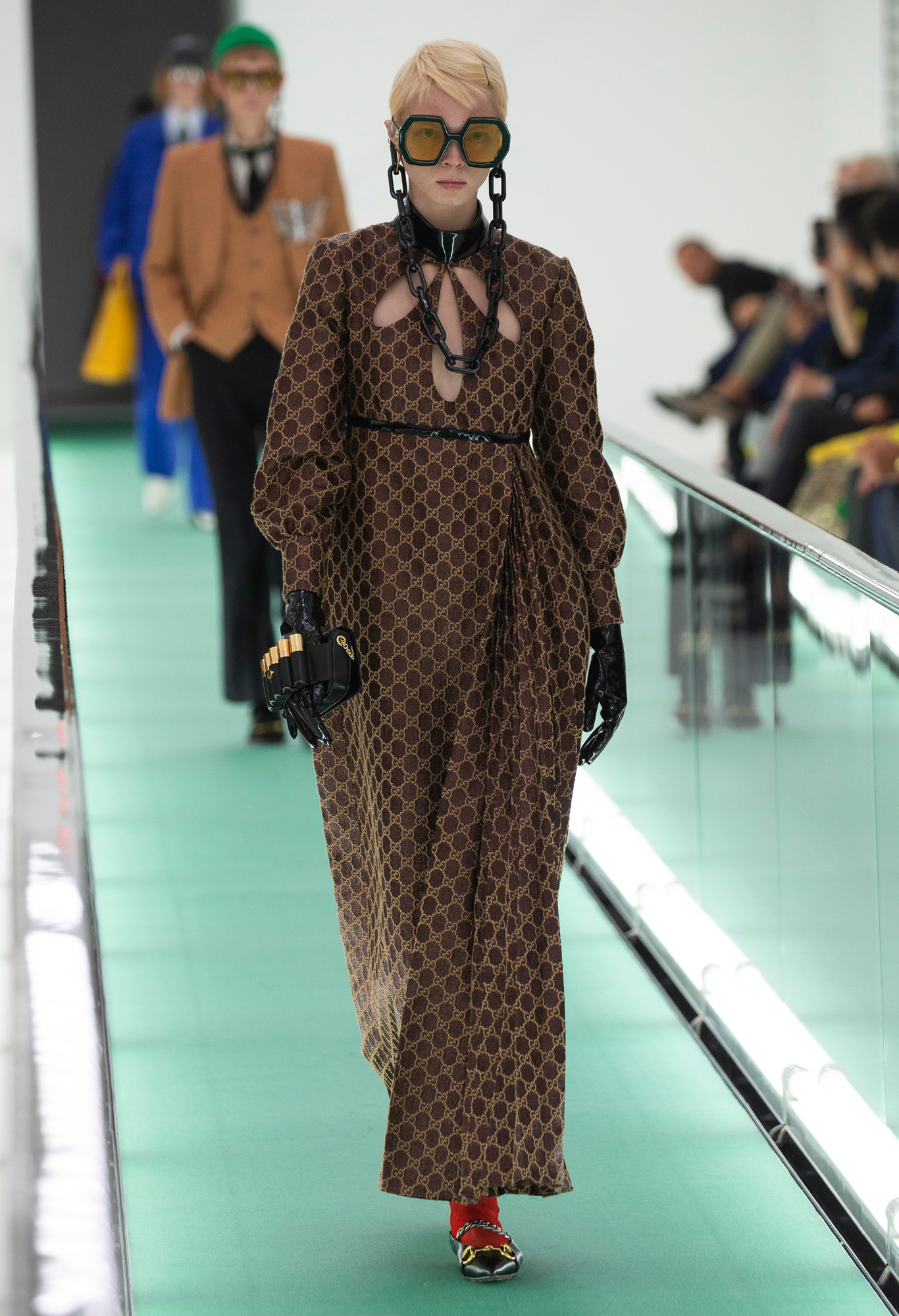 Gucci combina los looks masculinos con los más delicados en su desfile ...
