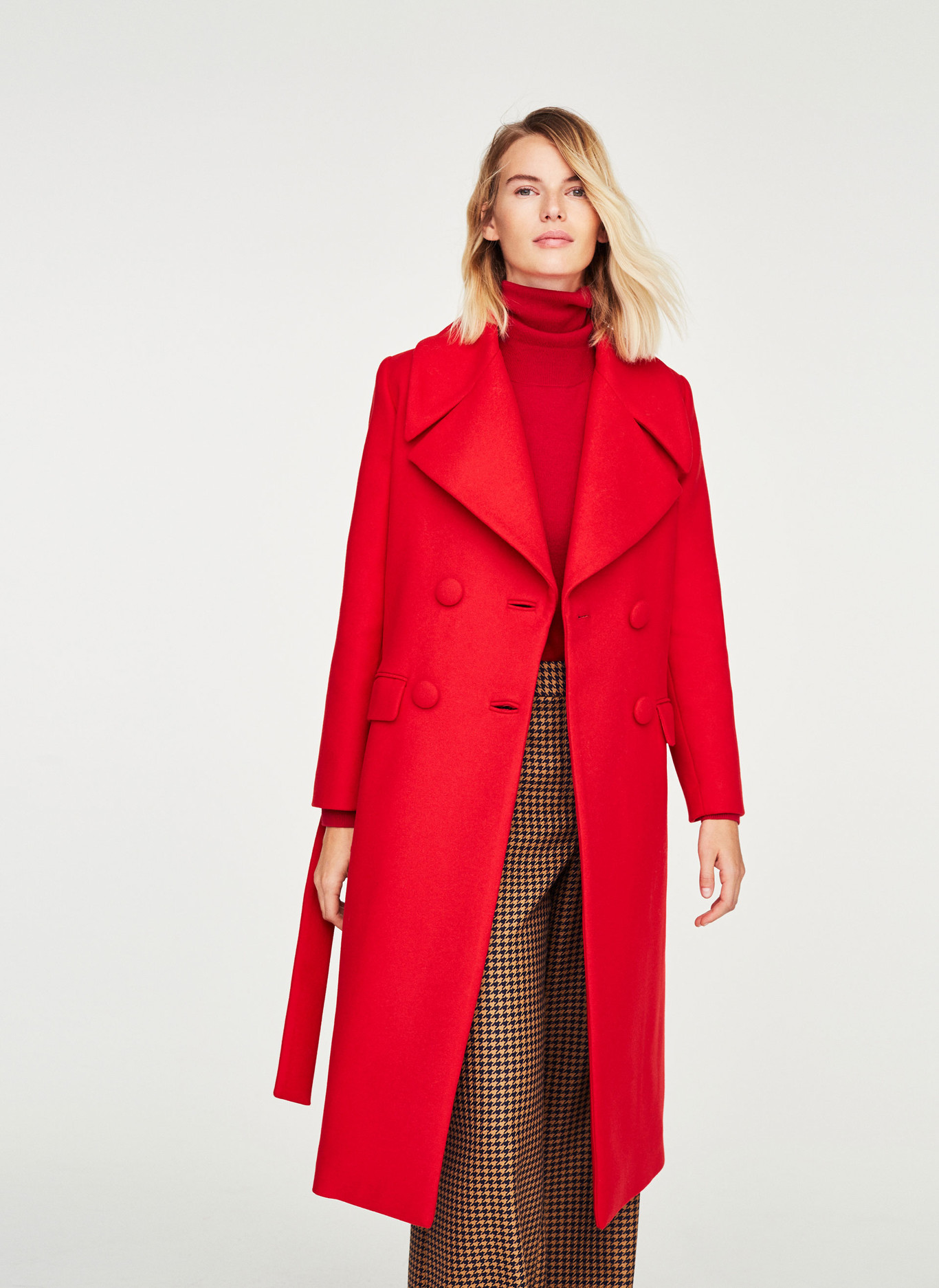 15 abrigos rojos con mucho estilo perfectos para dar un toque de color a los looks de invierno