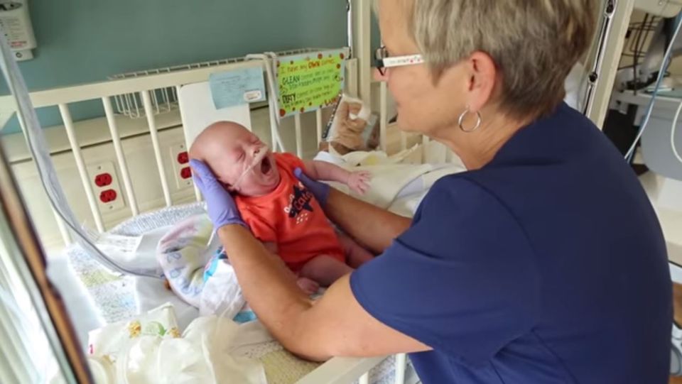 El emotivo encuentro de una enfermera de cuidados intensivos neonatal ...