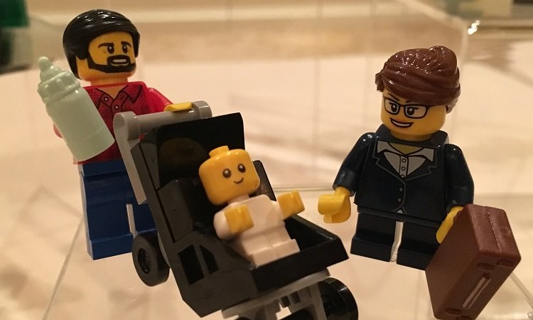 LEGO vuelve a dar en el clavo con su nueva figura, el papá amo de casa