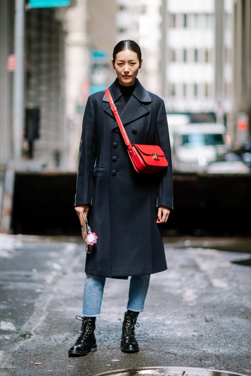 17 ideas de street style que nos muestran cómo combinar un abrigo negro ...
