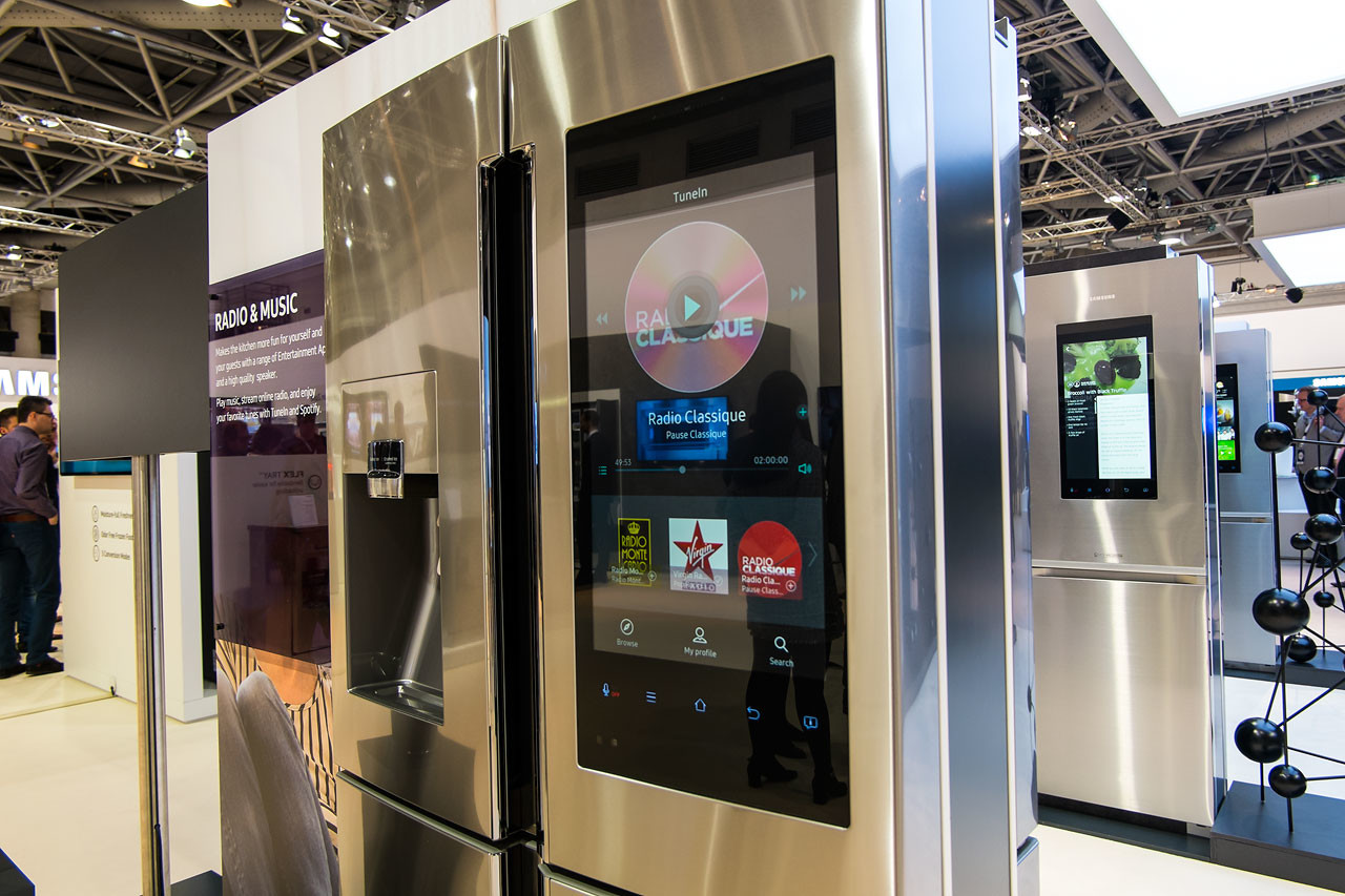 El futuro era chatear con tu nevera tablet, y ver su contenido en streaming