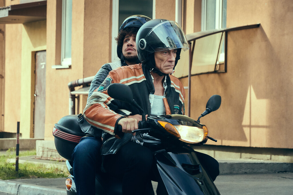 El último mercenario (2021) crítica: una delirante película de Netflix ...