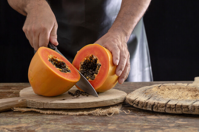 Cómo cortar y pelar una papaya fresca fácilmente para disfrutarla al máximo
