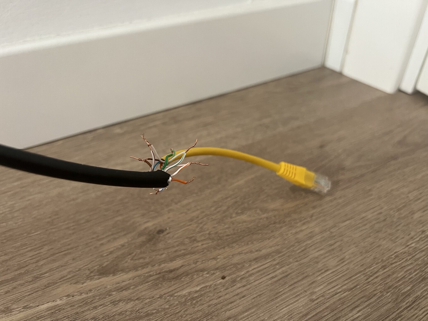 He fabricado el cable de red Ethernet más cutre del mundo. Lo mejor de ...