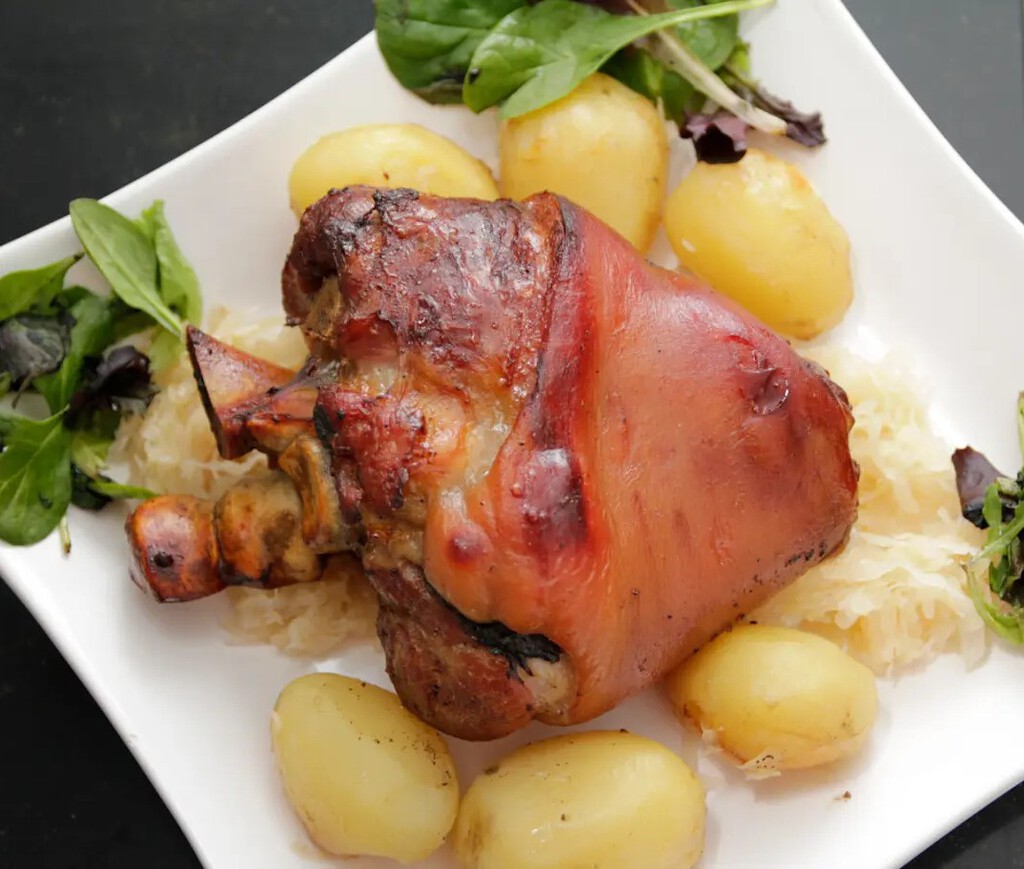 Codillo asado en salsa de cerveza con papas. Recetas con codillo de ...